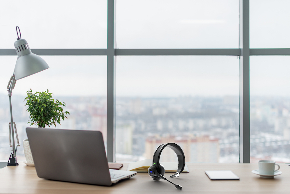 Solar powered Bluetooth headset recharges indoors and out - Softei.com ...